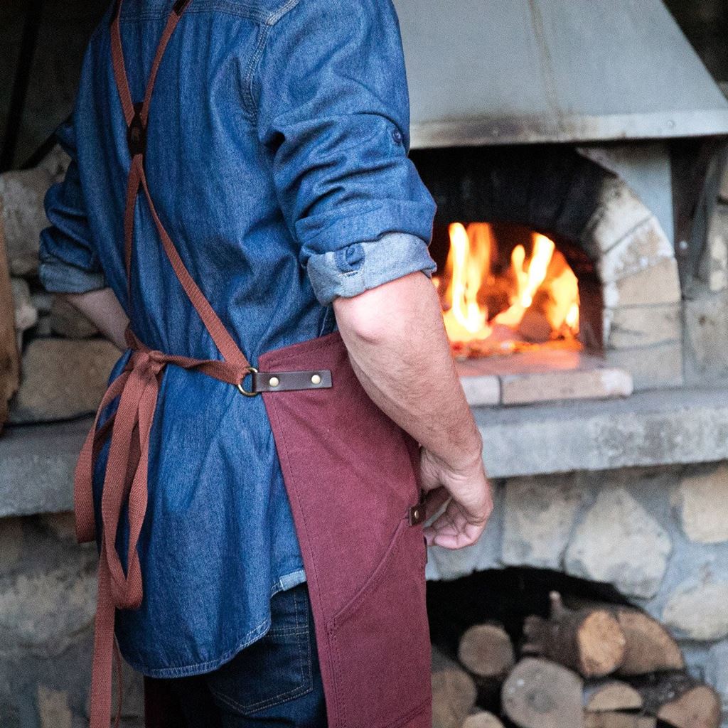 Apron Nº 547 – Full-grain leather & waxed canvas. Burgundy color